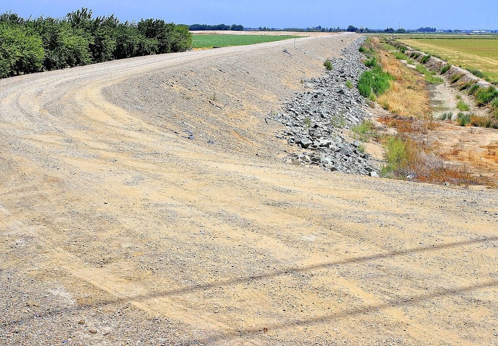 RESIDENTS: DRY LEVEE CUTS RURAL NEIGBORHOOD IN HALF – Central Valley ...